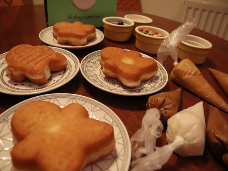 Doughnut Time’s Gingerbread Doughman DIY Kit | Review ⋆ Jupiter & Dann